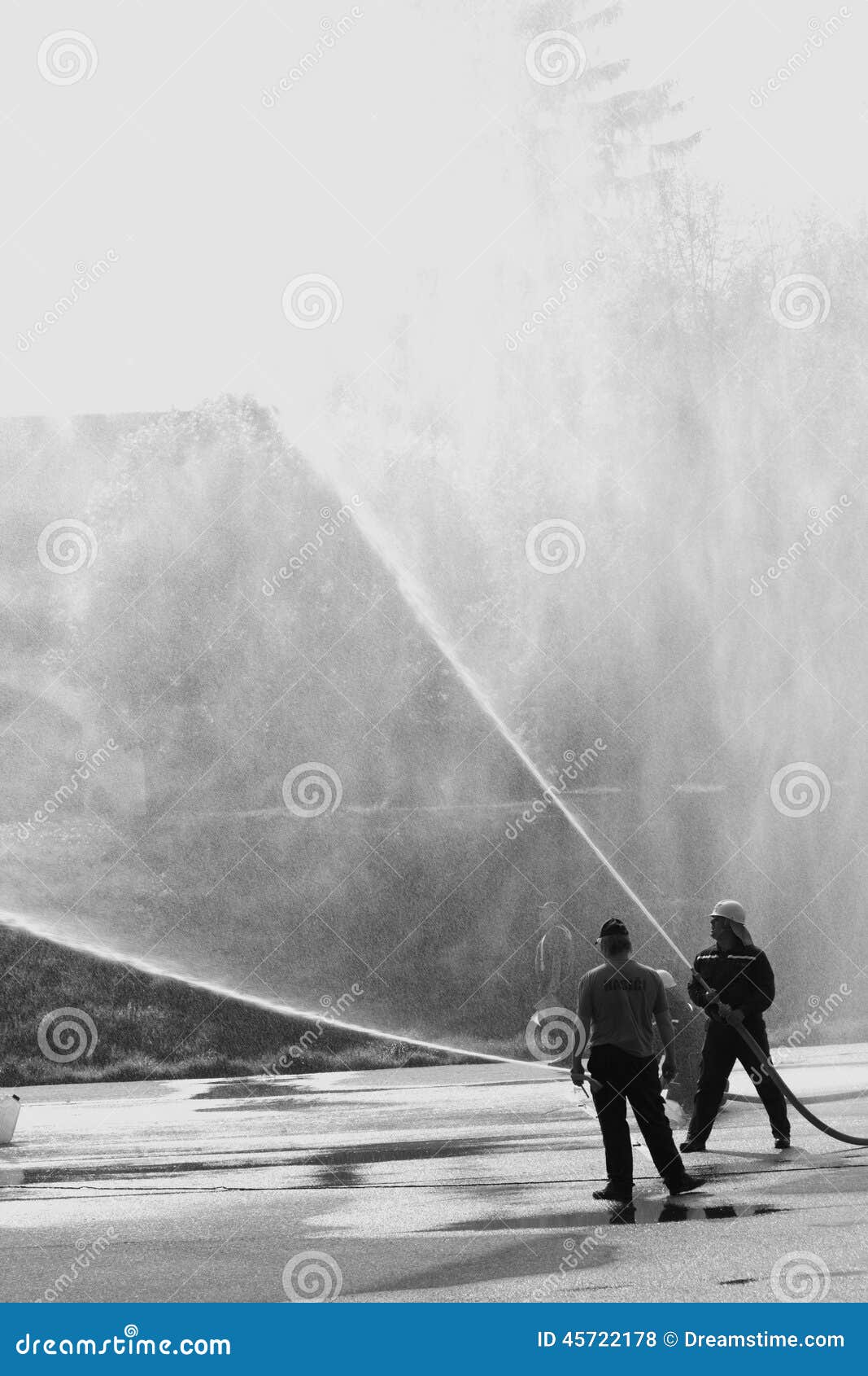 Brandweerman redactionele stock foto. Image of opleiding - 45722178