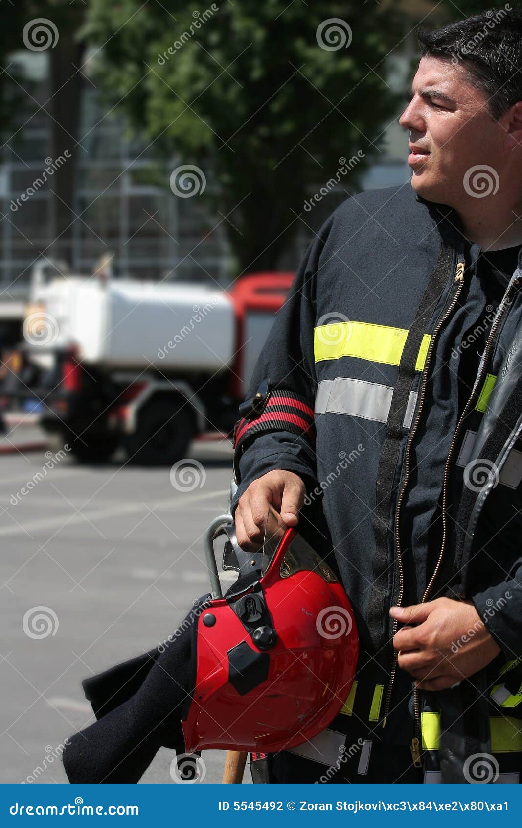 Brandweerman stock foto. Image of baan, brandbestrijder - 5545492