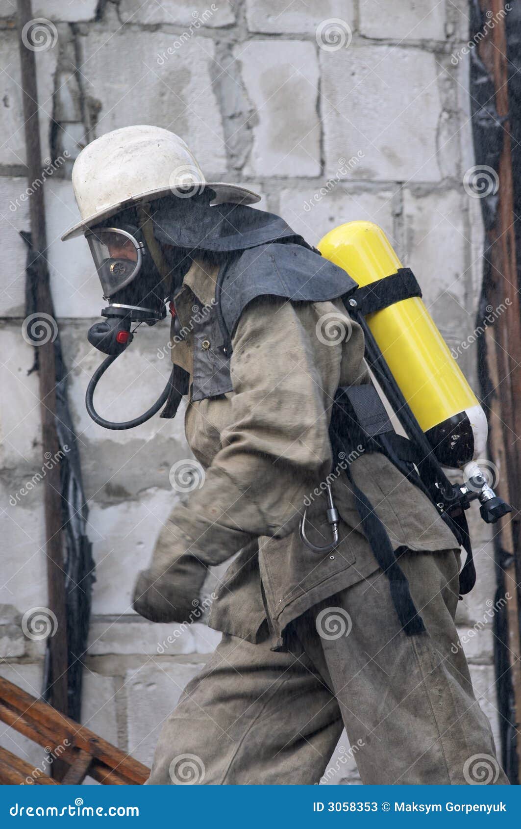 Brandweerman in Ademhalingsapparaat Stock Afbeelding - Image of ...