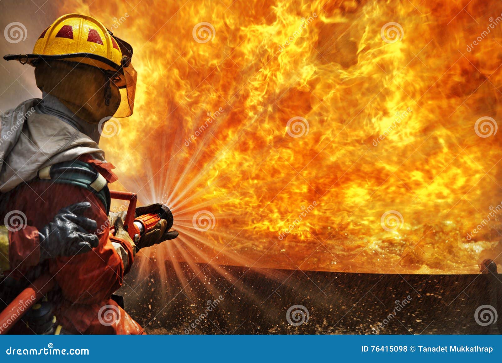 Brandweerman Bij De Opleiding Stock Foto - Image of aanval ...