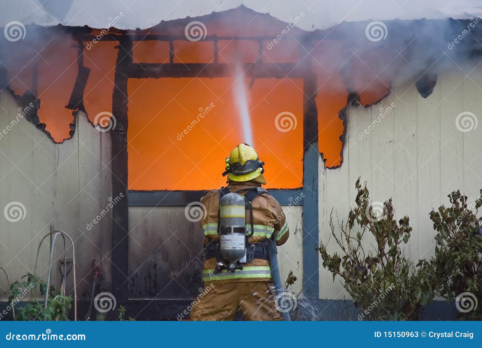 Brandweerman Bij Een Brand Van Het Huis Stock Afbeelding - Image of ...