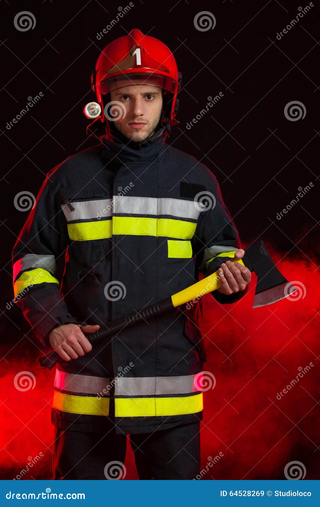 Brandweerman met een Bijl stock afbeelding. Image of persoon - 64528269