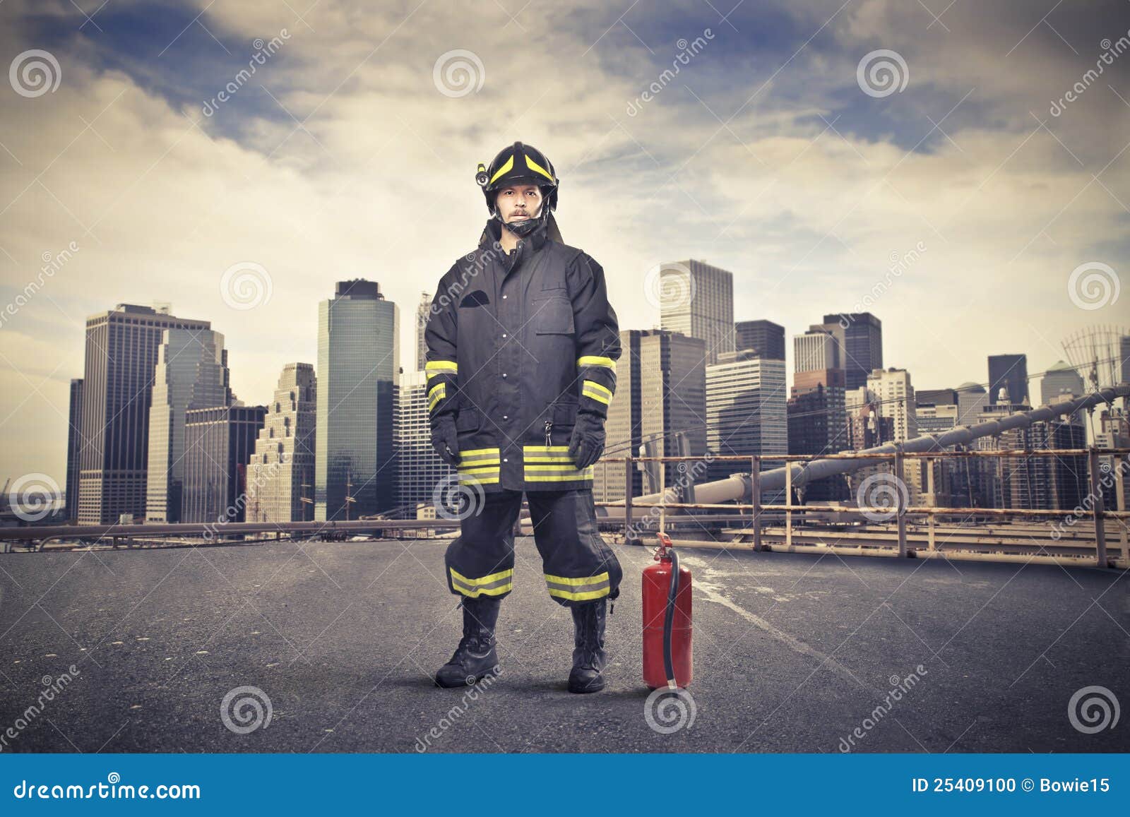 Brandweerman Op Een Straat Van De Stad Stock Foto - Image of greep ...