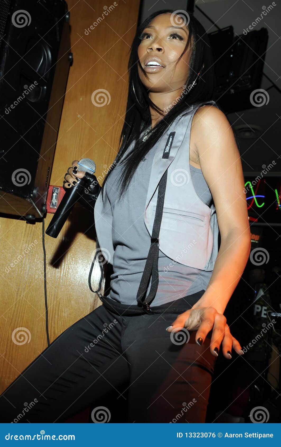 Brandy performing live. editorial photo. Image of music - 13323076