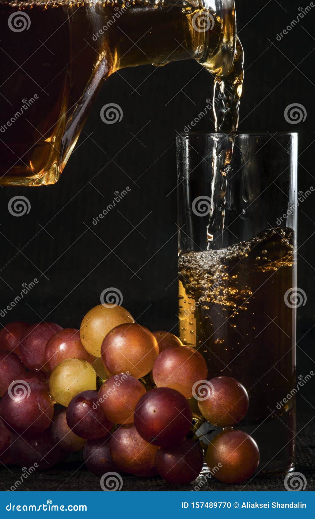 Brandy Y Uva. Brandy De Una Botella Se Vierte En Un Vaso Foto de ...