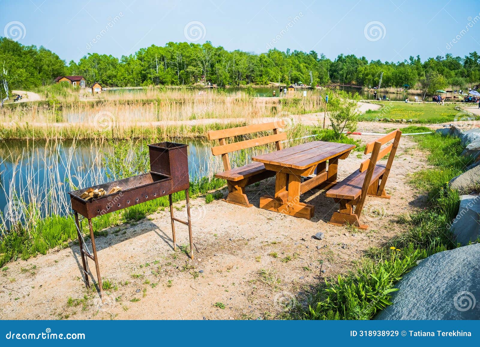 Brasier Com Lenha Com Mesa De Madeira E Banco Ao Fundo Do Rio Imagem de ...