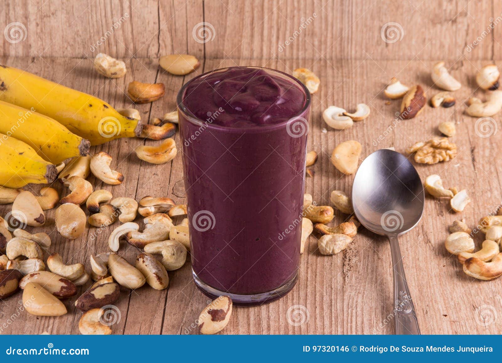 Brasileiro Acai no copo foto de stock. Imagem de tropical - 97320146