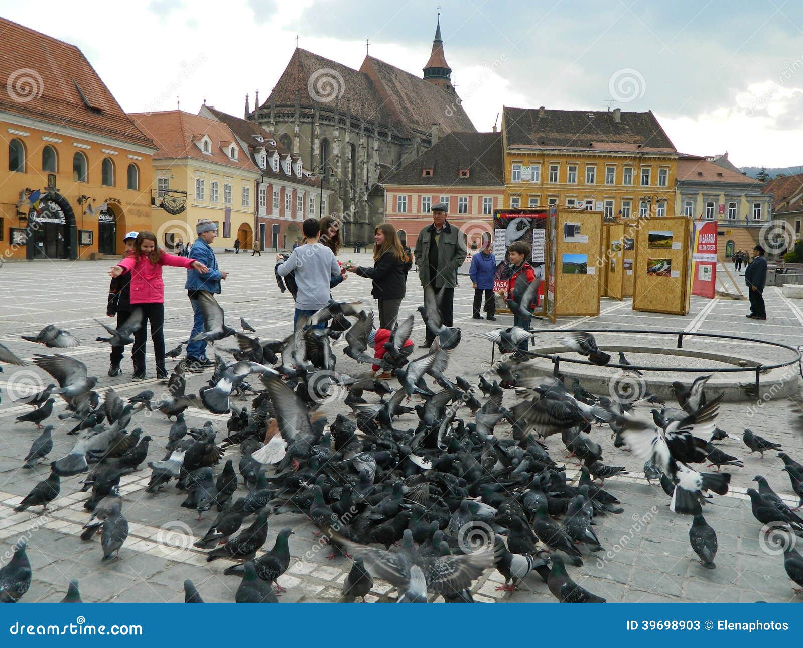 Brasov-Rats-Quadrat redaktionelles stockfoto. Bild von häuser - 39698903