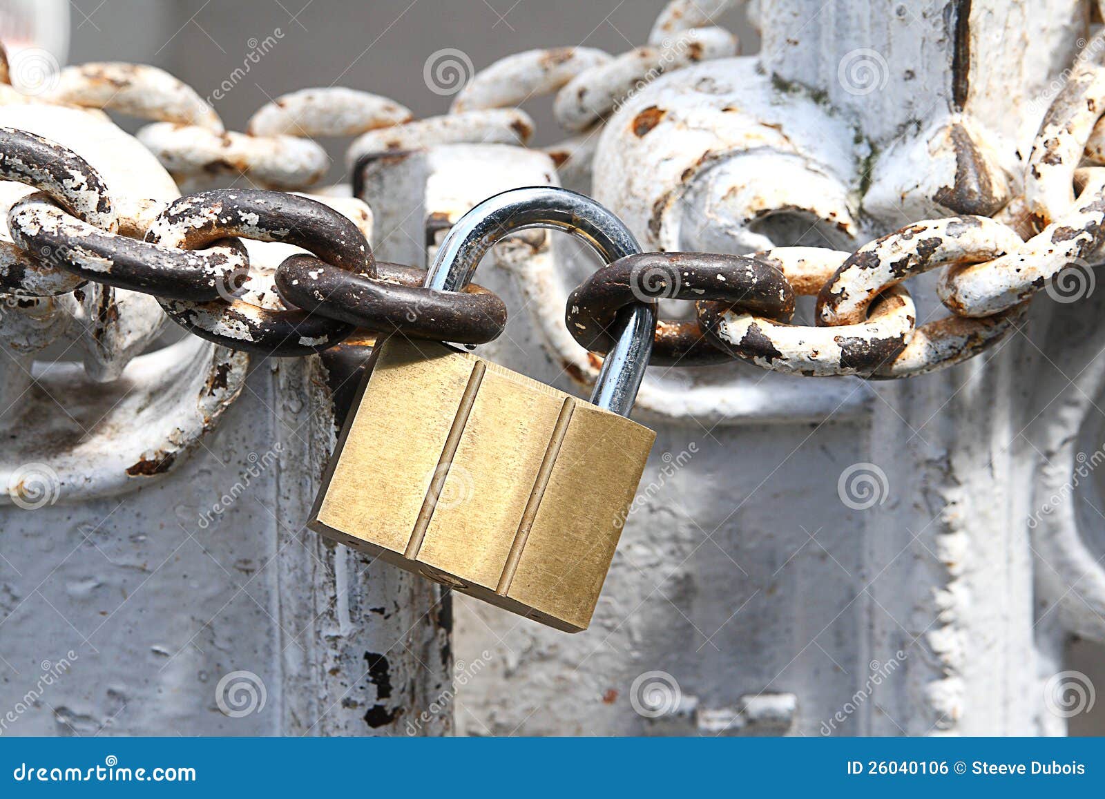 Brass Padlock and Iron Chain Stock Photo - Image of links, brass: 26040106
