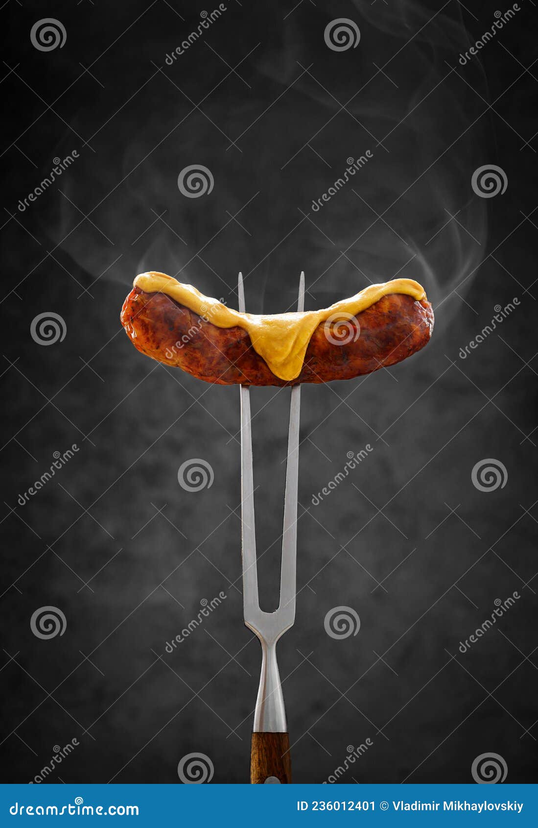 Bratwurst Auf Einer Senfgabel. Wurst Mit Senfgrillkonzept Stockbild ...