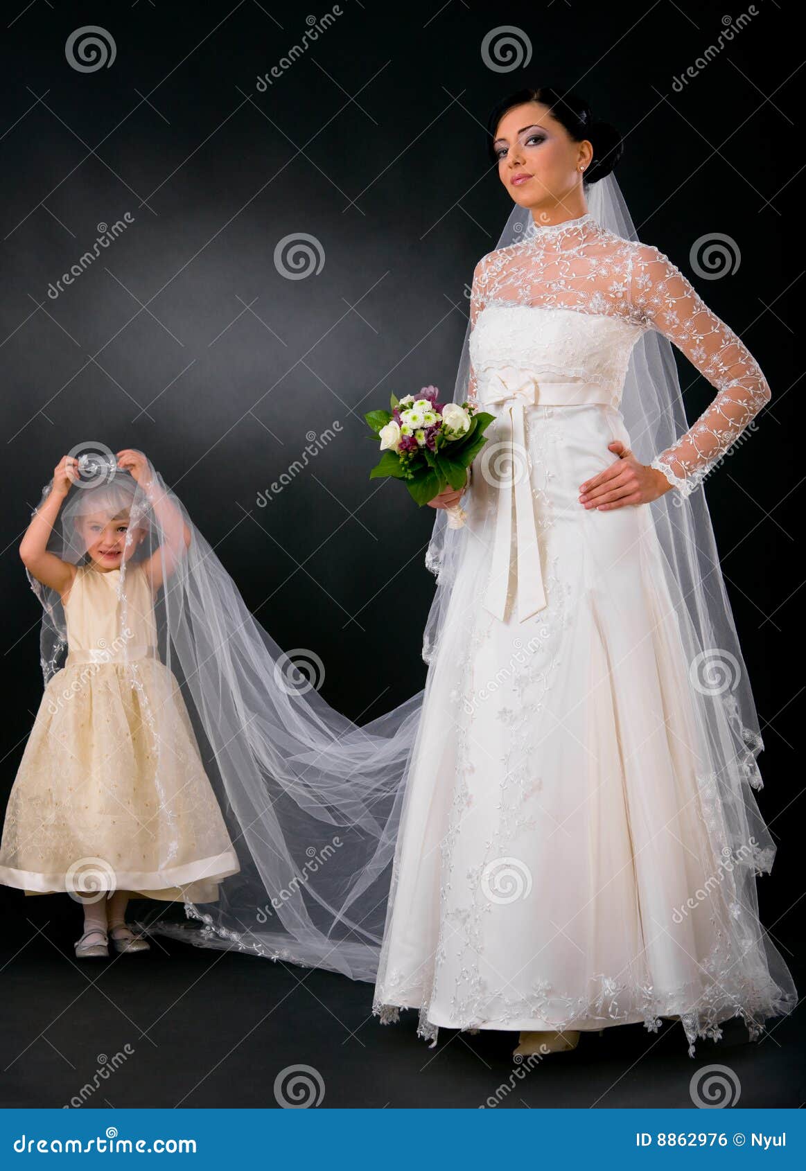 Braut Mit Kleiner Brautjunfer Stockfoto - Bild von kaukasisch, kind ...