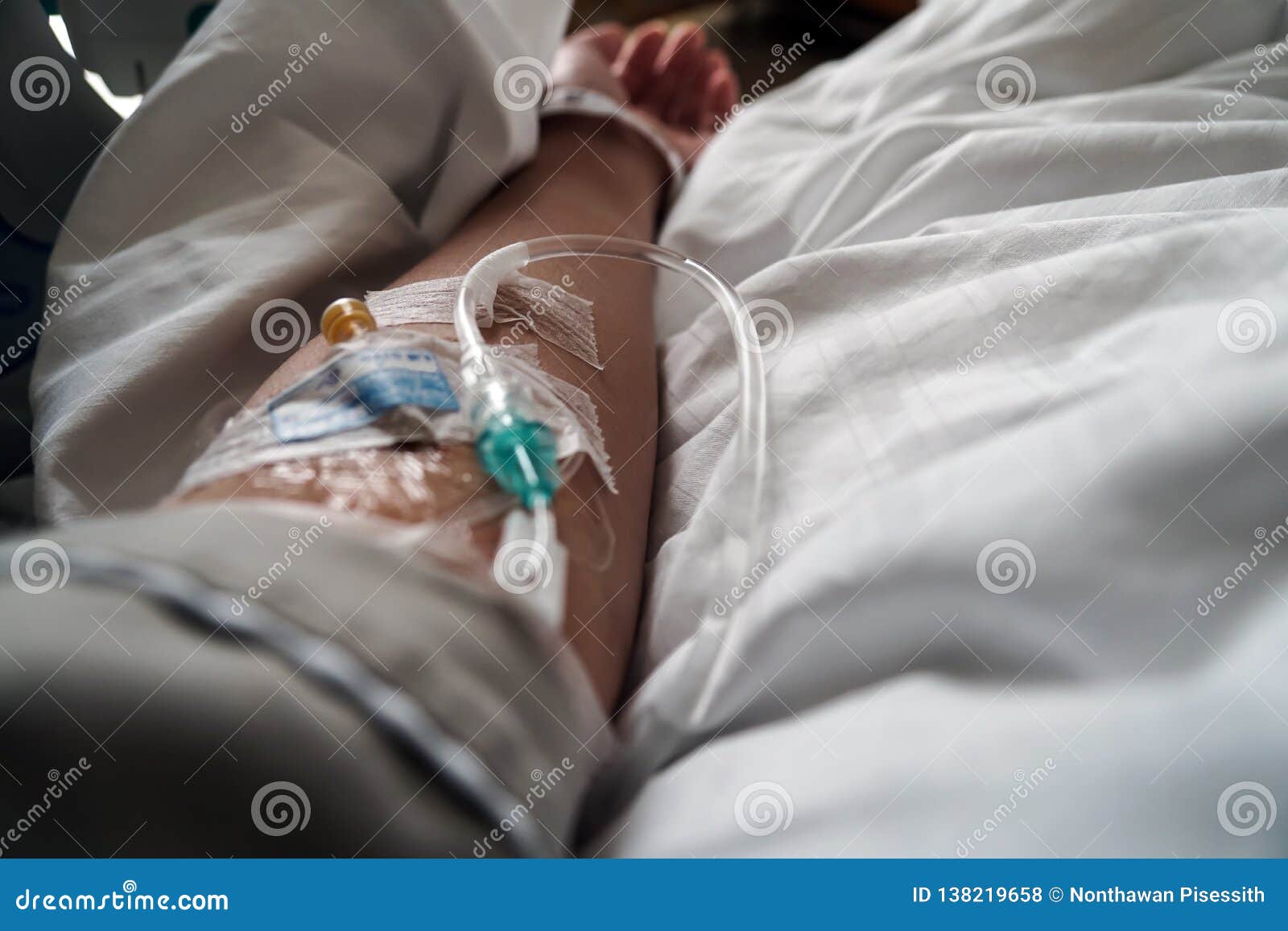 Brazo Paciente Con El Tubo Del Intravenoso En El Hospital Foto de ... Brazo Paciente Con El Tubo Del Intravenoso En El Hospital Foto de ...