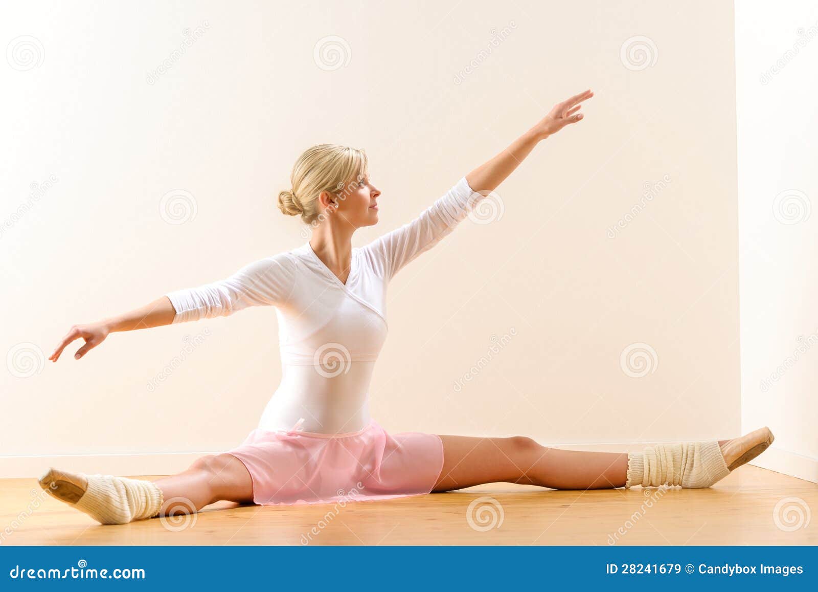 Brazos De Elevación Del Bailarín De Ballet Que Ejercitan En Estudio ...