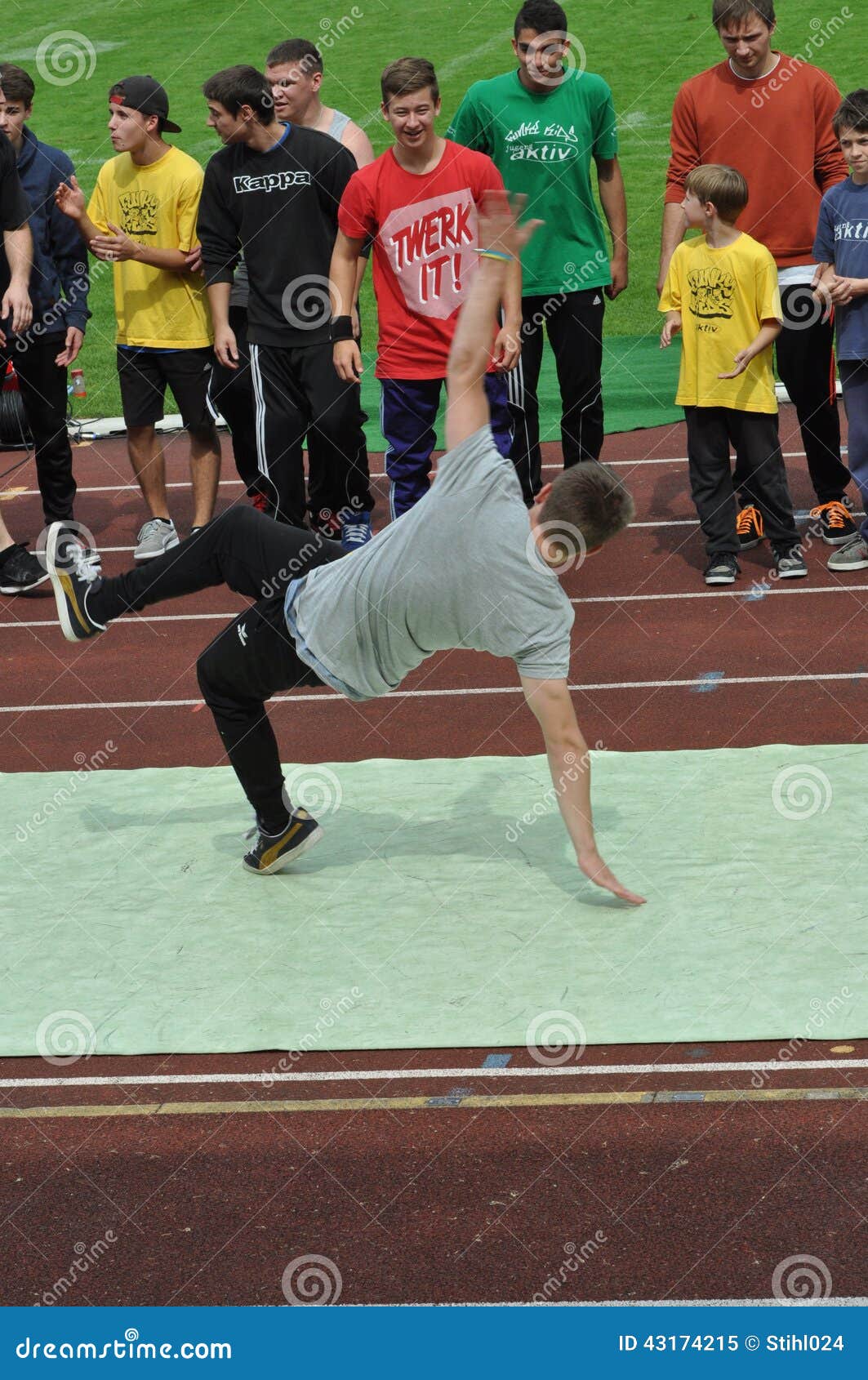 Break-dancer editorial image. Image of breakdance, adult - 43174215