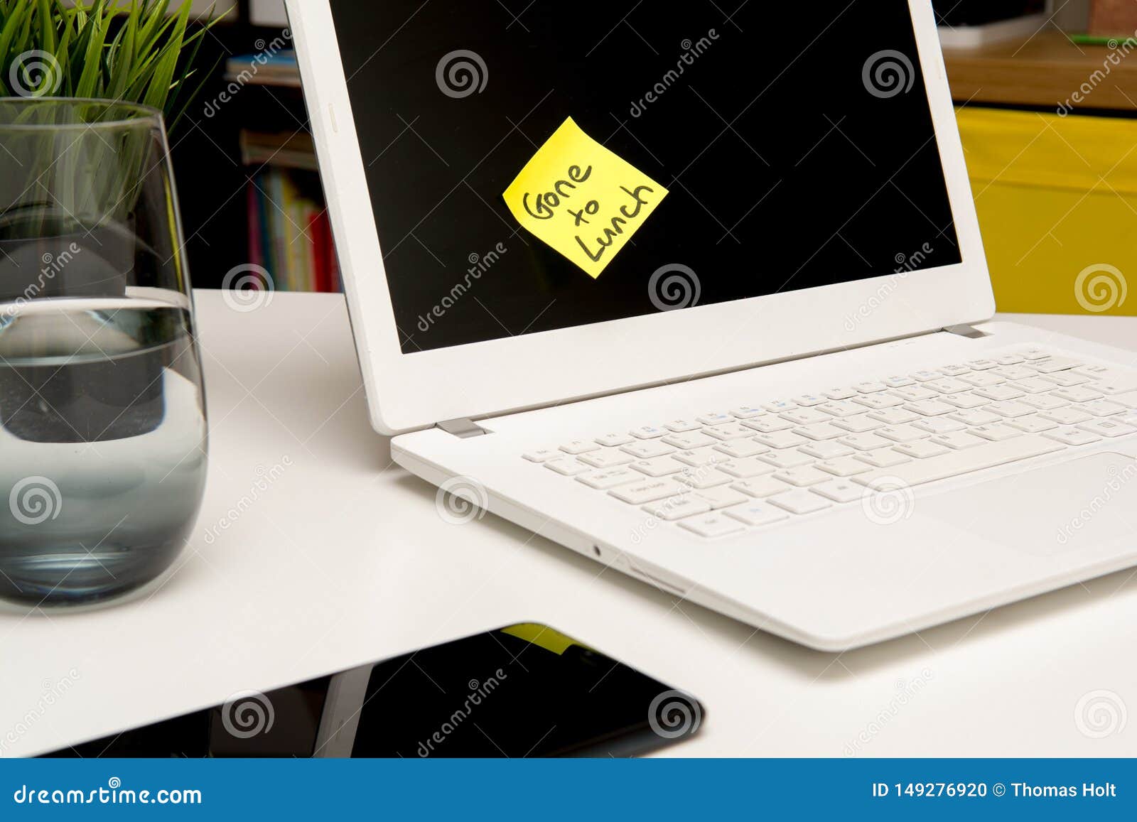 Break Time at the Office, Time for a Lunch Break Note on Computer Stock ...