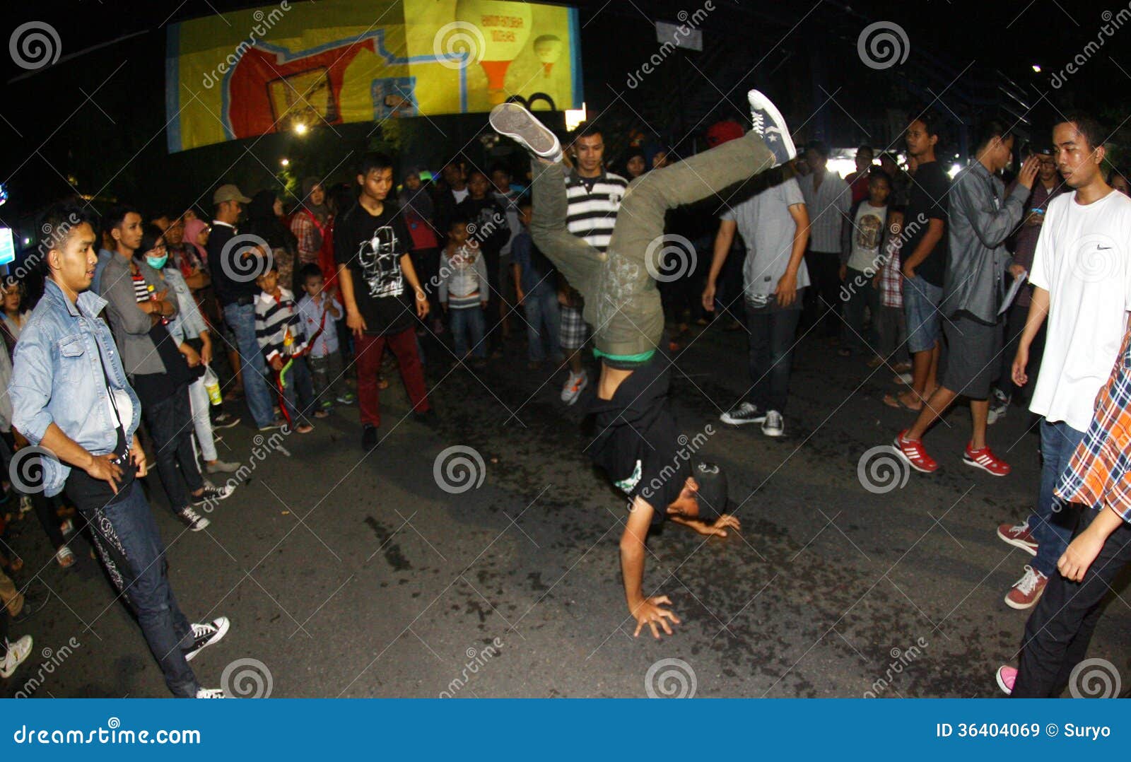 Breakdance editorial stock image. Image of crowd, java - 36404069