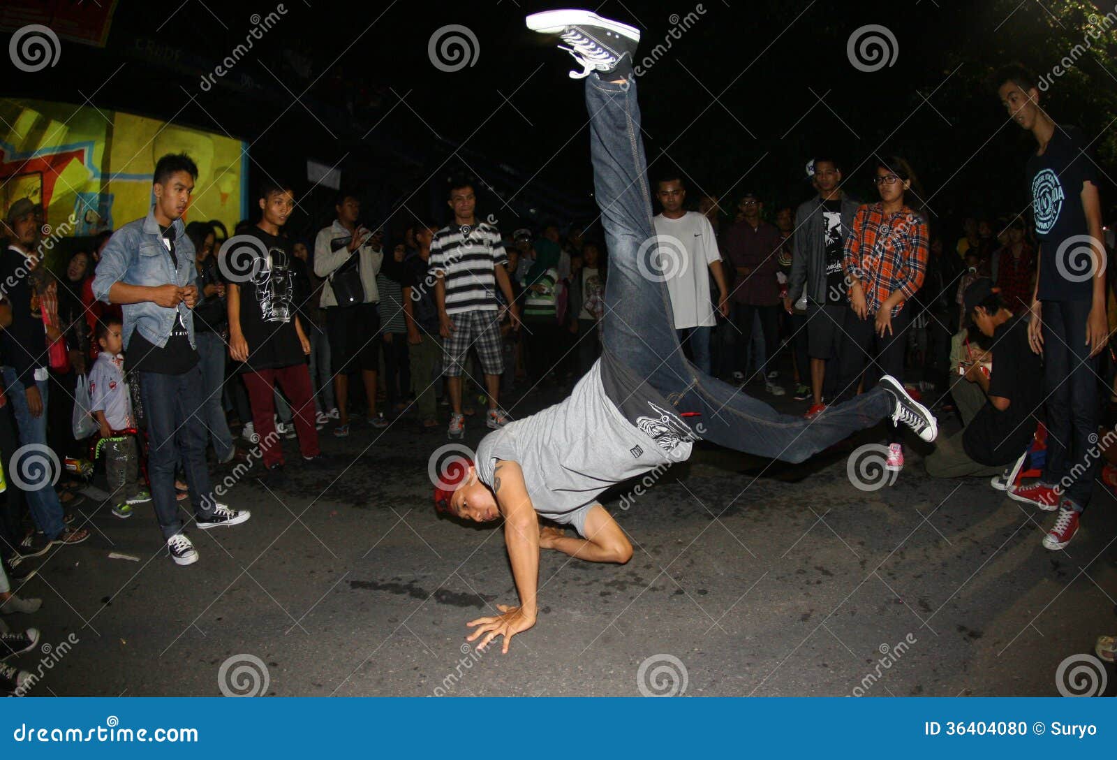 Breakdance editorial image. Image of dancing, solo, crowd - 36404080