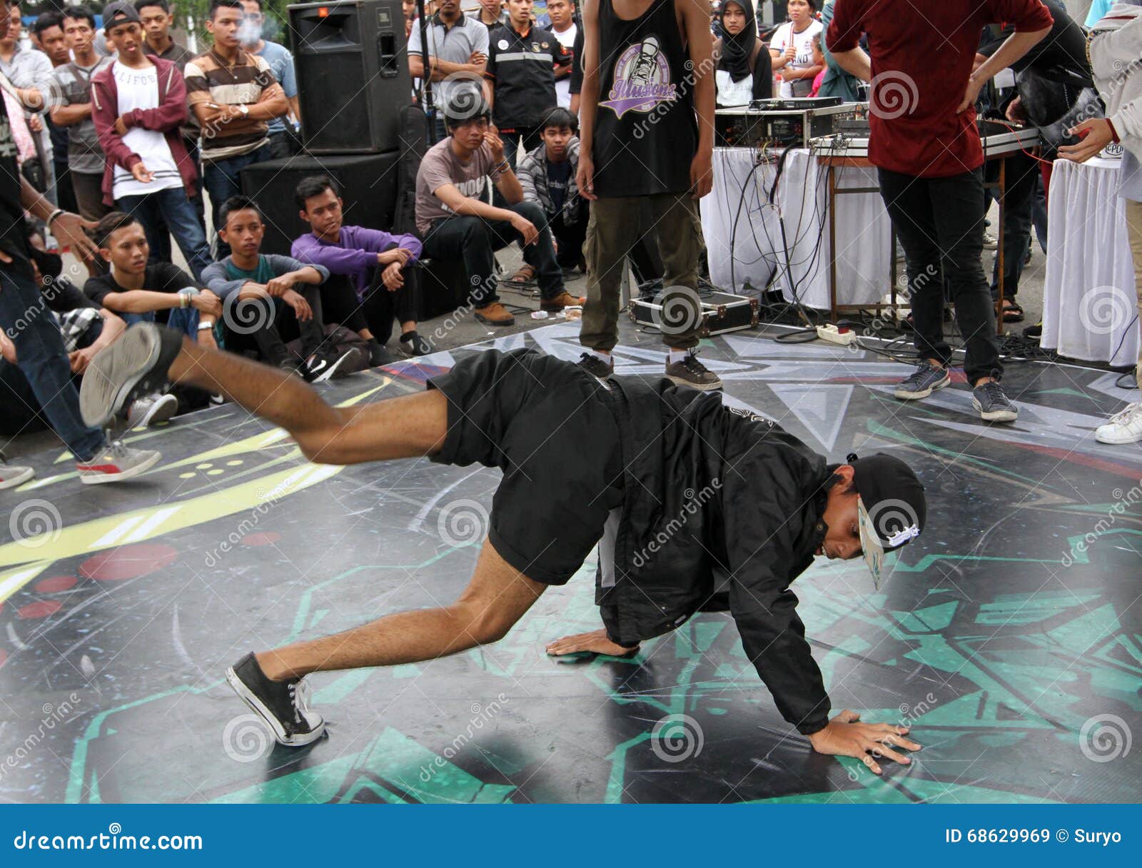 Breakdance editorial stock image. Image of teens, stadium - 68629969