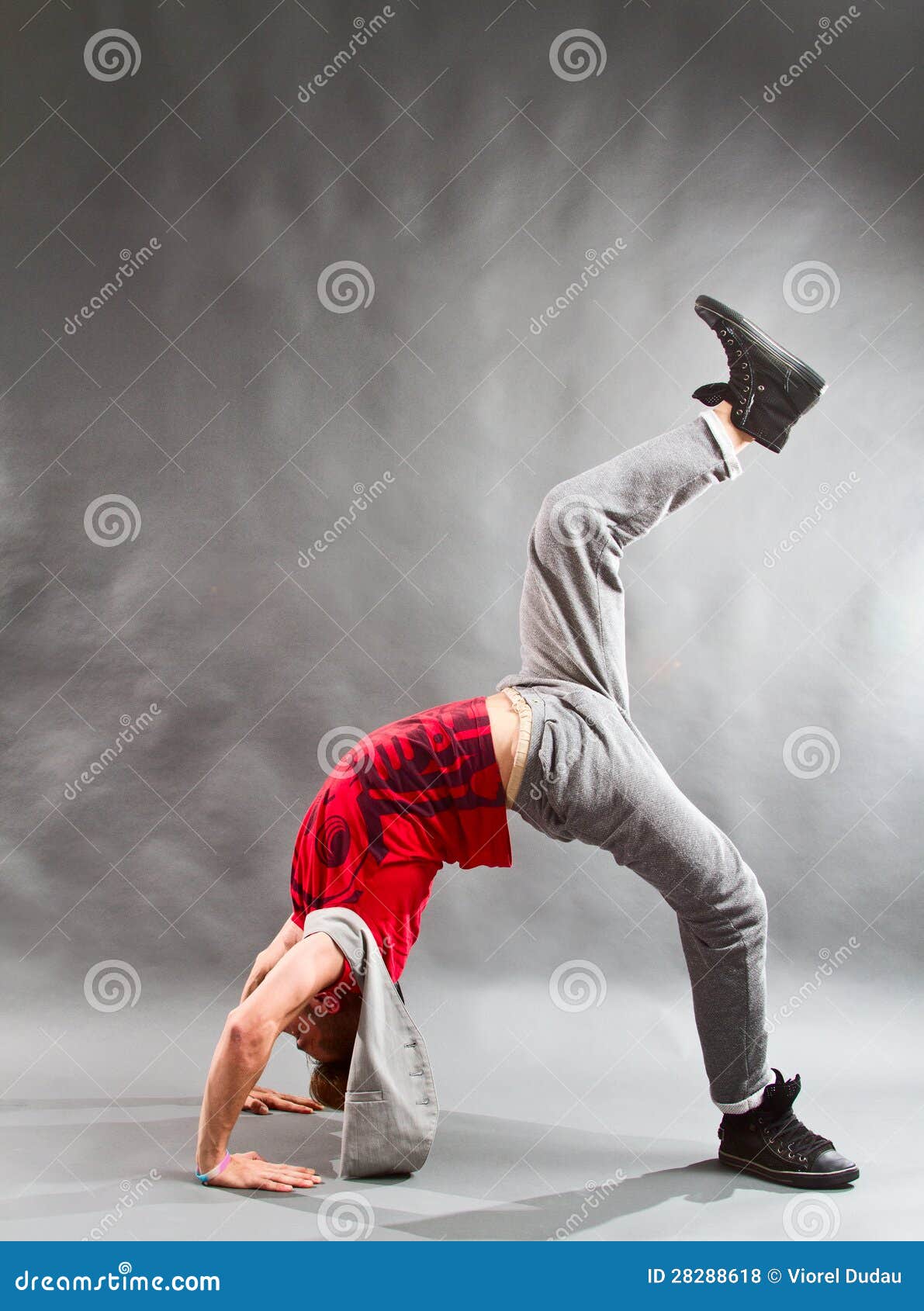 Breakdancer photo stock. Image du gymnastique, moderne - 28288618