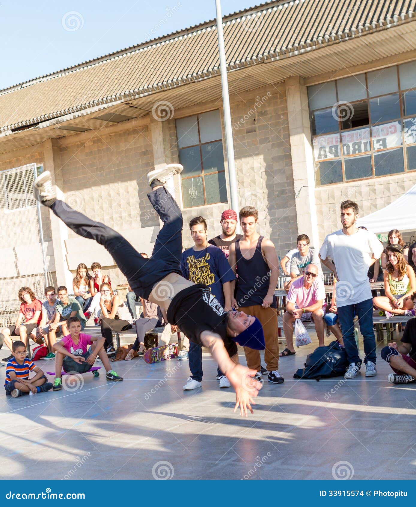 Breakdancer imagem de stock editorial. Imagem de batida - 33915574