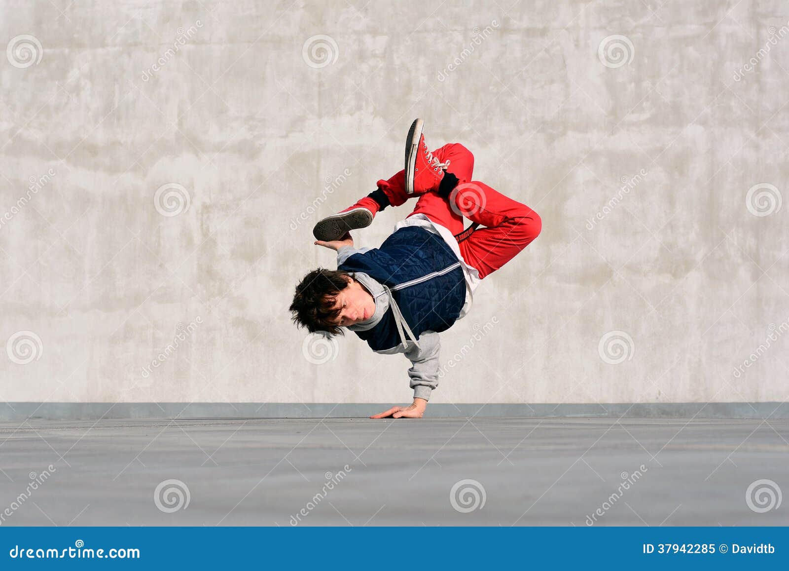 Breakdancer immagine stock. Immagine di divertimento - 37942285