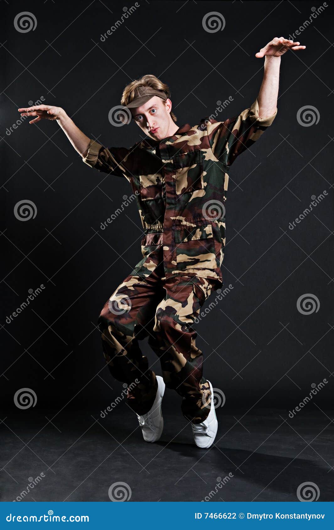 Breakdancer No Uniforme Militar Foto de Stock - Imagem de soldado ...
