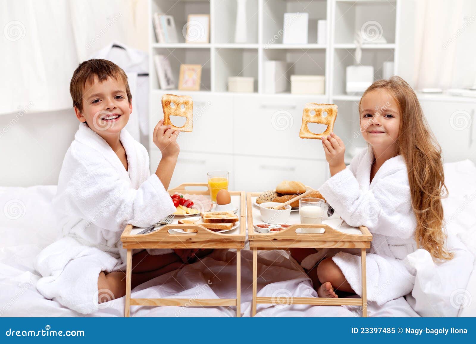 Breakfast in Bed with Happy Kids Stock Image - Image of morning, drink ...