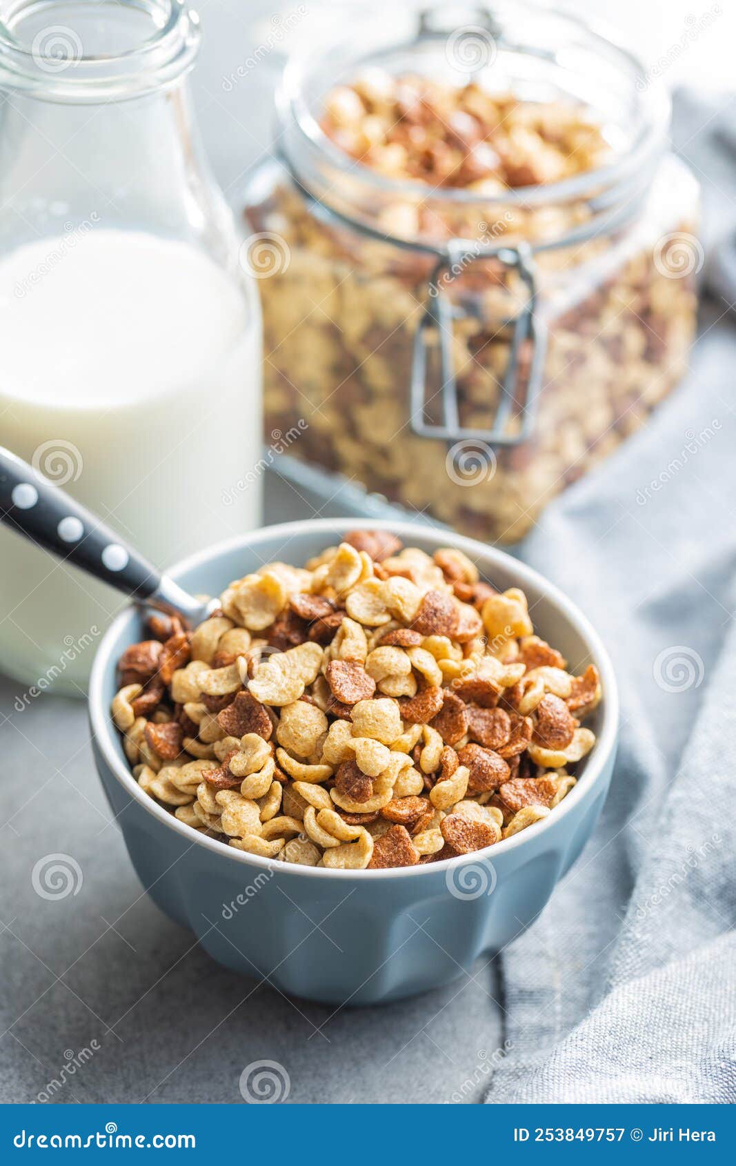 Breakfast Cereal Flakes in Bowl Stock Image - Image of dessert, crisp ...