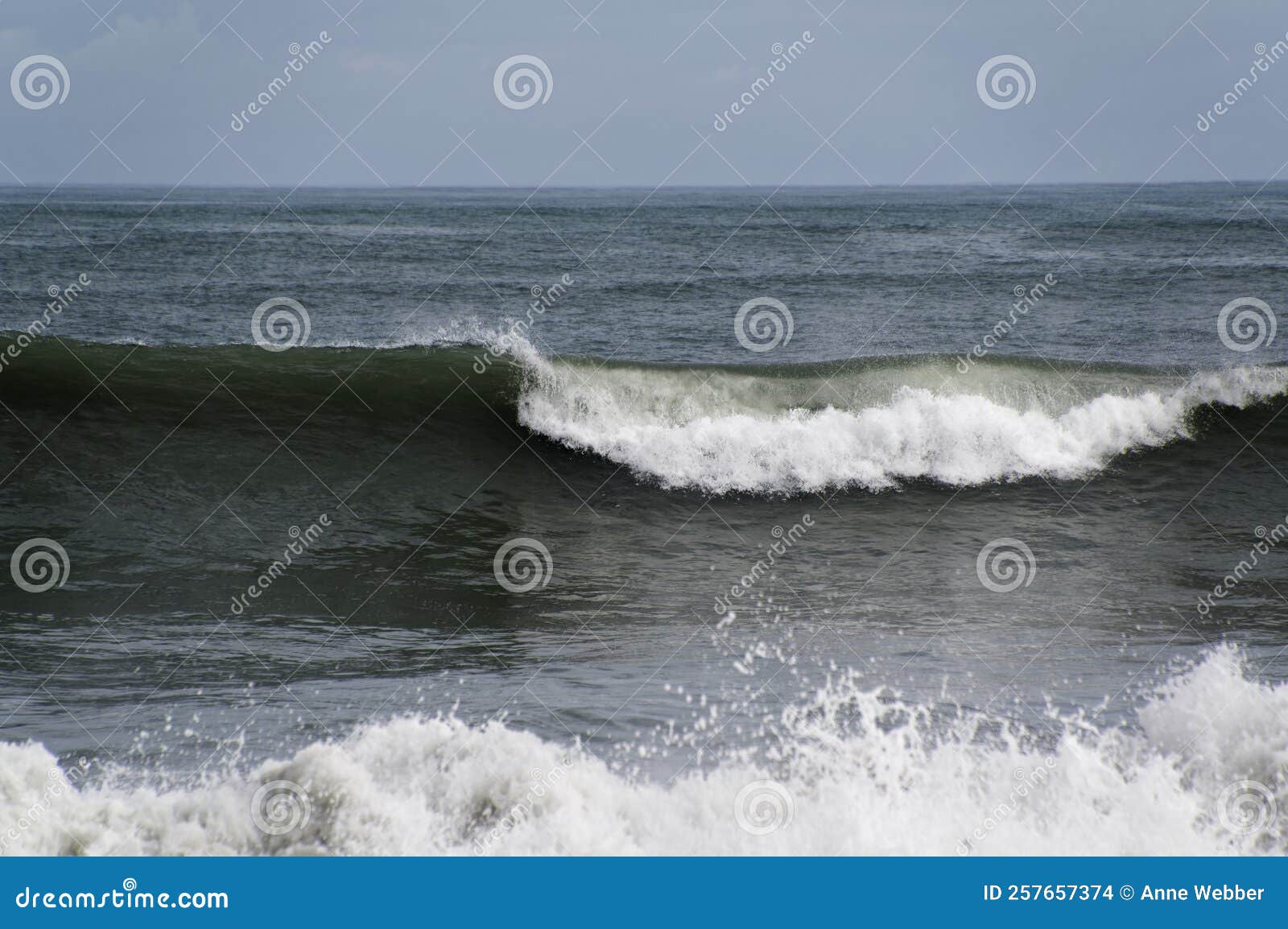 A Breaking Wave, Its Crest Has Started To Collapse Stock Photo - Image ...