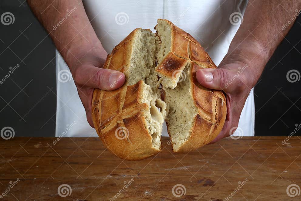 Brechen Des Eucharistic Brotes Stockbild - Bild von fromm, stolz: 98262397
