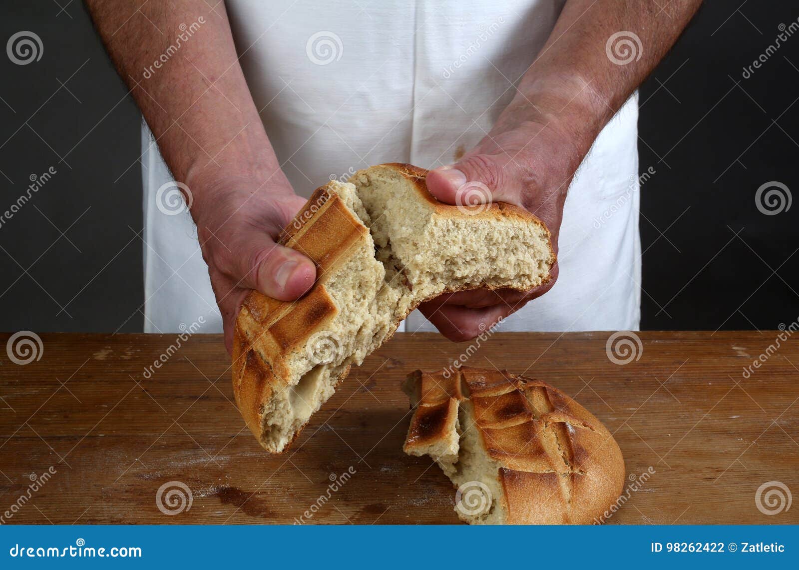 Brechen Des Eucharistic Brotes Stockfoto - Bild von mann ...