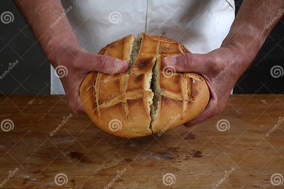 Brechen Des Eucharistic Brotes Stockbild - Bild von stolz, bruch: 98262461