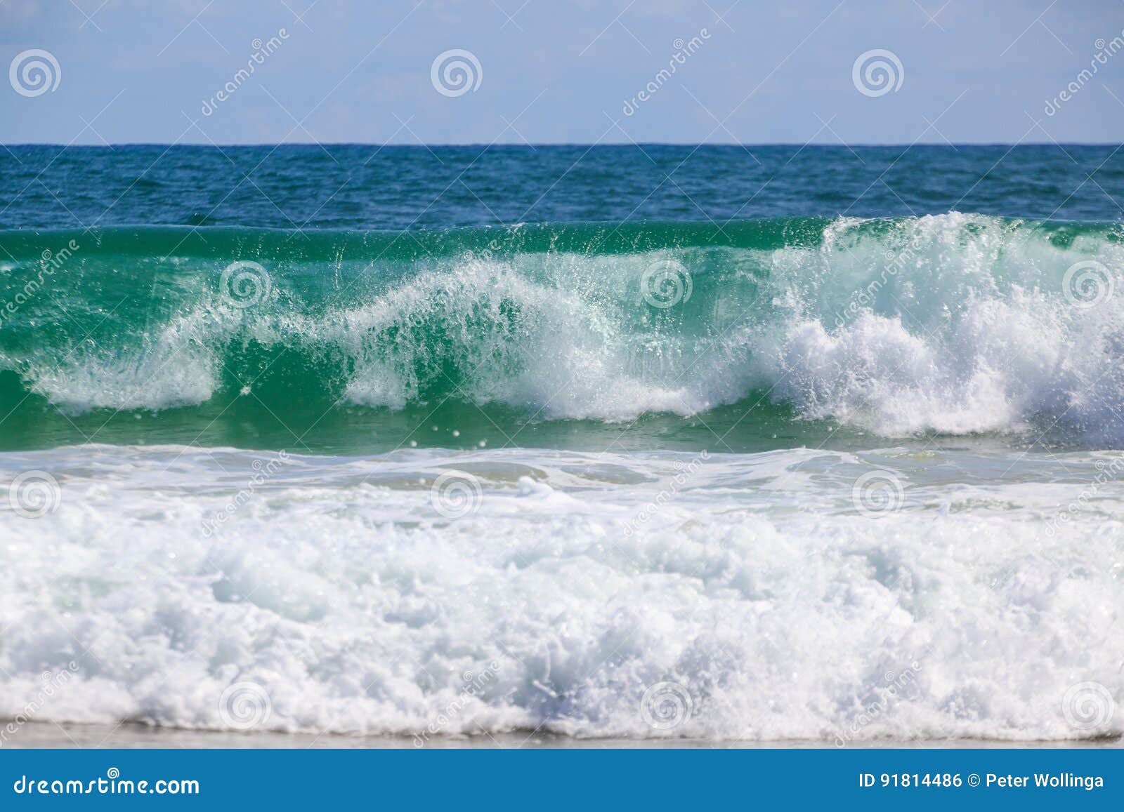 Brechende Welle am Strand stockfoto. Bild von strand - 91814486