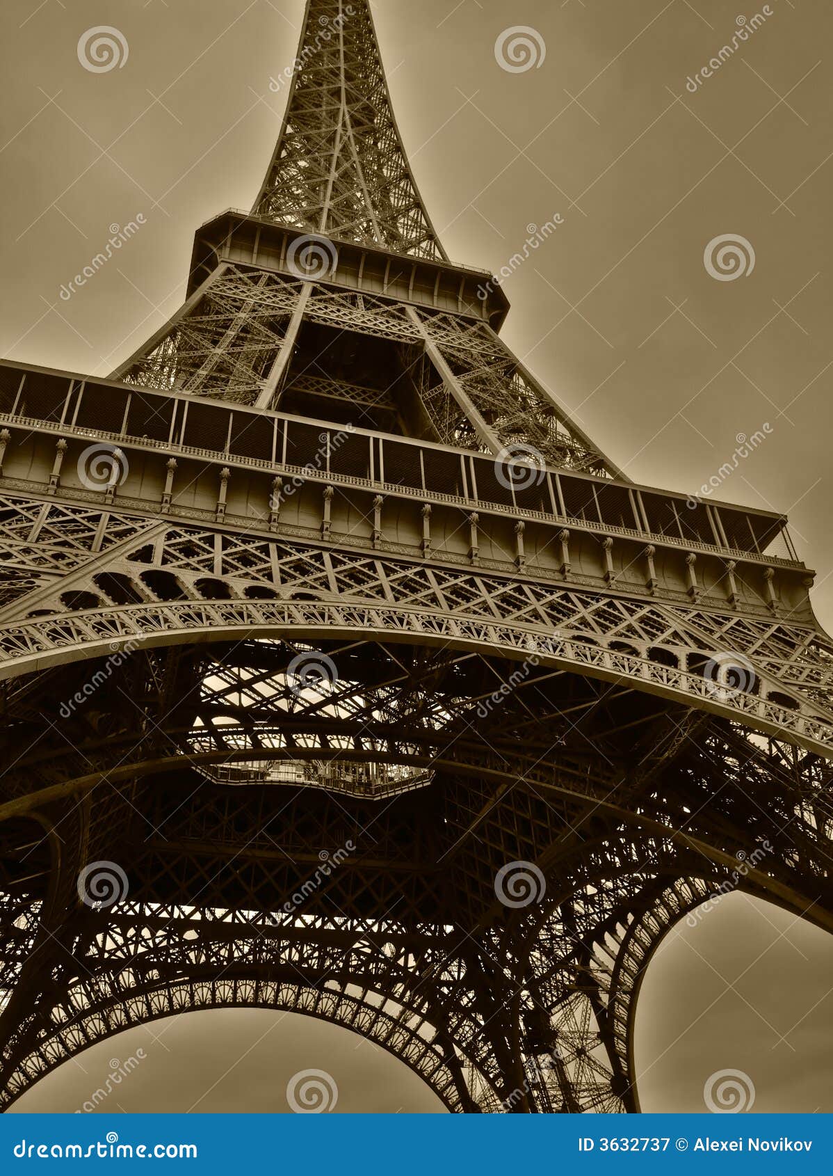 Brede Hoek Van De Toren Van Eiffel in Parijs Stock Afbeelding - Image ...