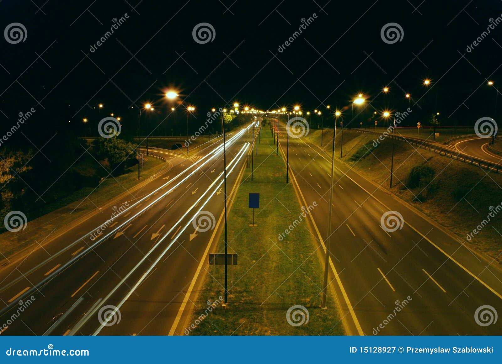 Brede weg stock afbeelding. Image of autosnelweg, veelvoudig - 15128927