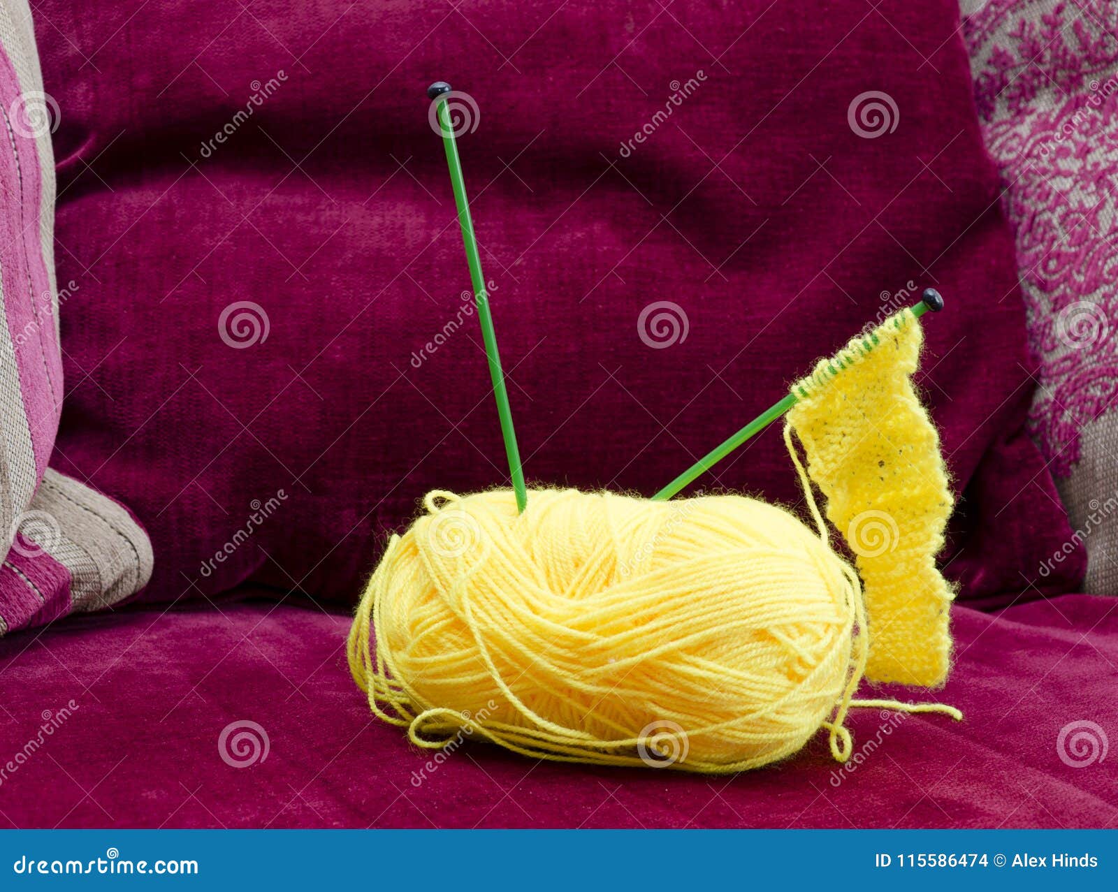 Breinaalden in bal van wol stock foto. Image of geel - 115586474