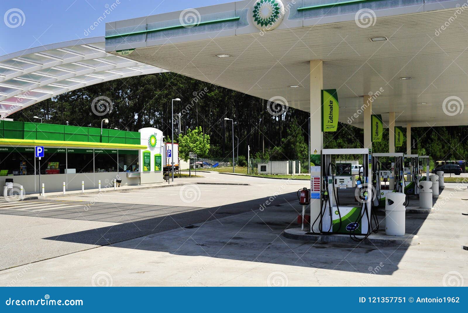 Breite Ansicht BP-Tankstelle Redaktionelles Foto - Bild von transport ...