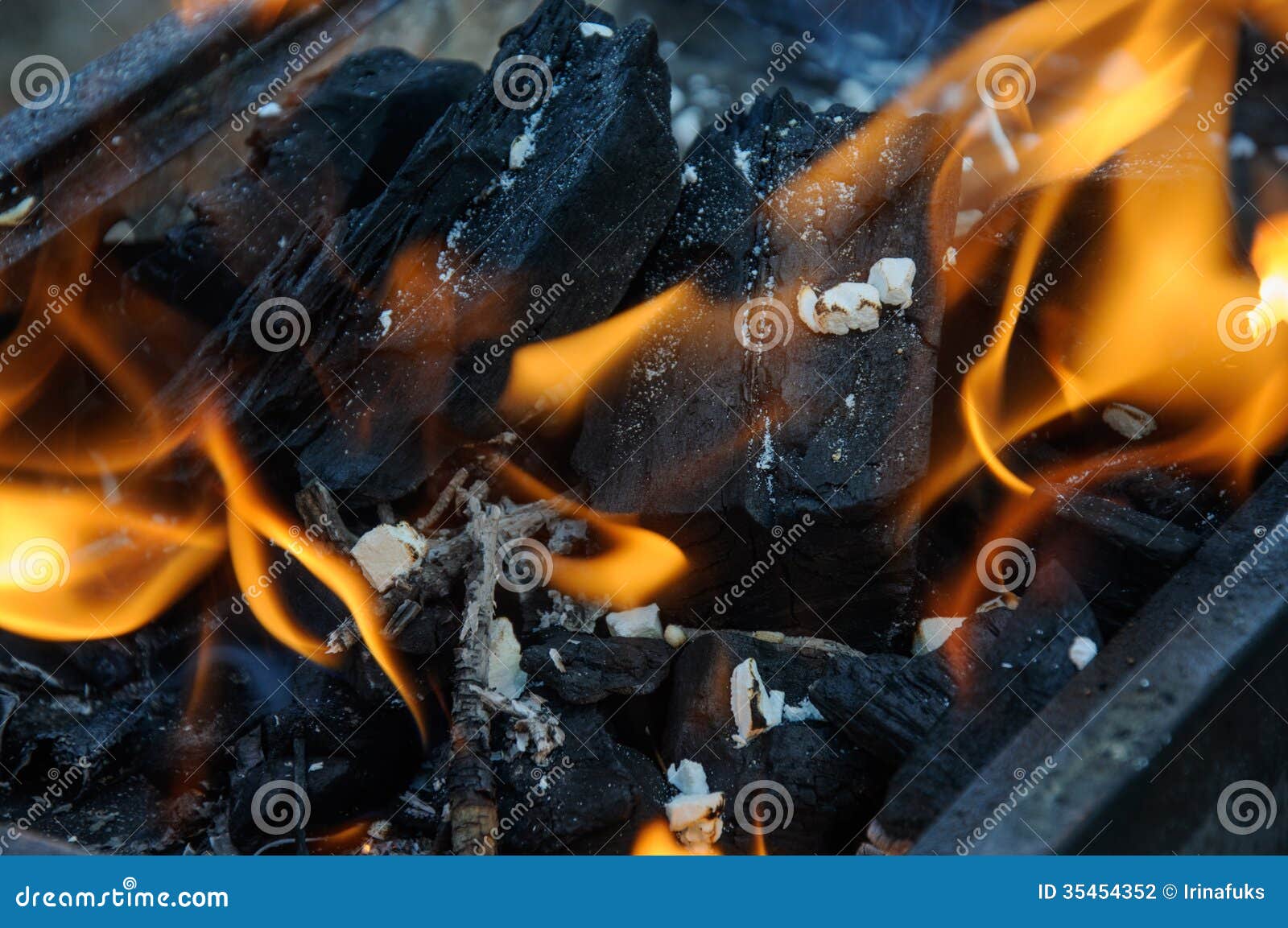 Brennende Kohlen stockfoto. Bild von holzkohle, dämon - 35454352