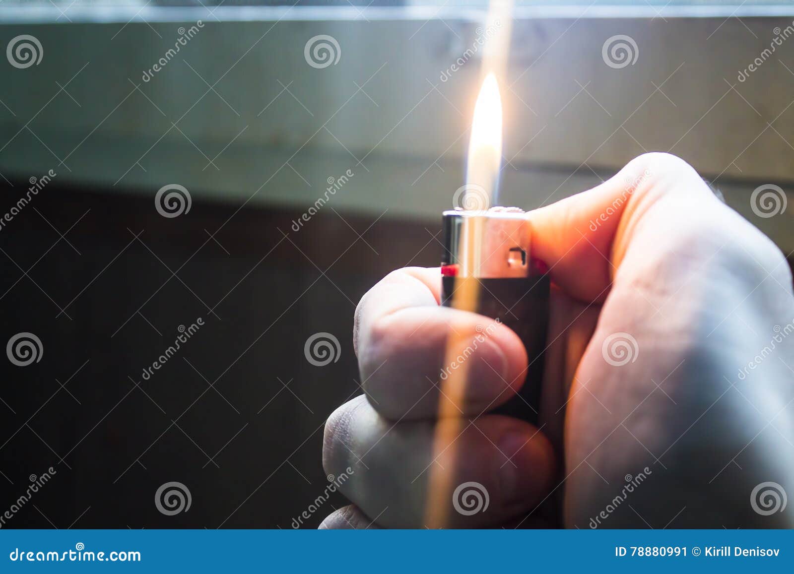 Brennendes Feuerzeug in Der Hand Des Mannes Stockbild - Bild von ...