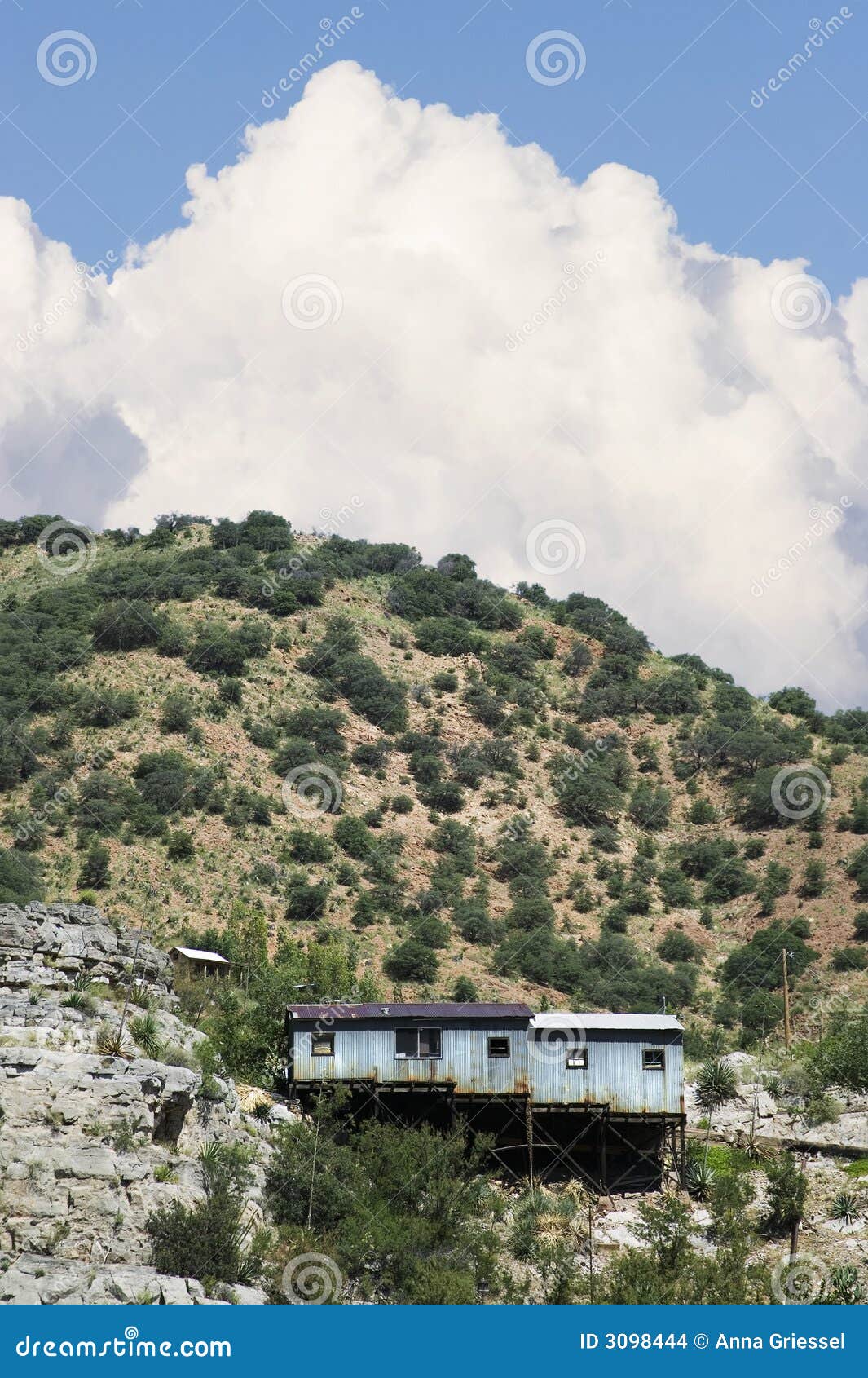 Bretterbude Des Bergmannes Mit Wolke Stockfoto - Bild von silber ...