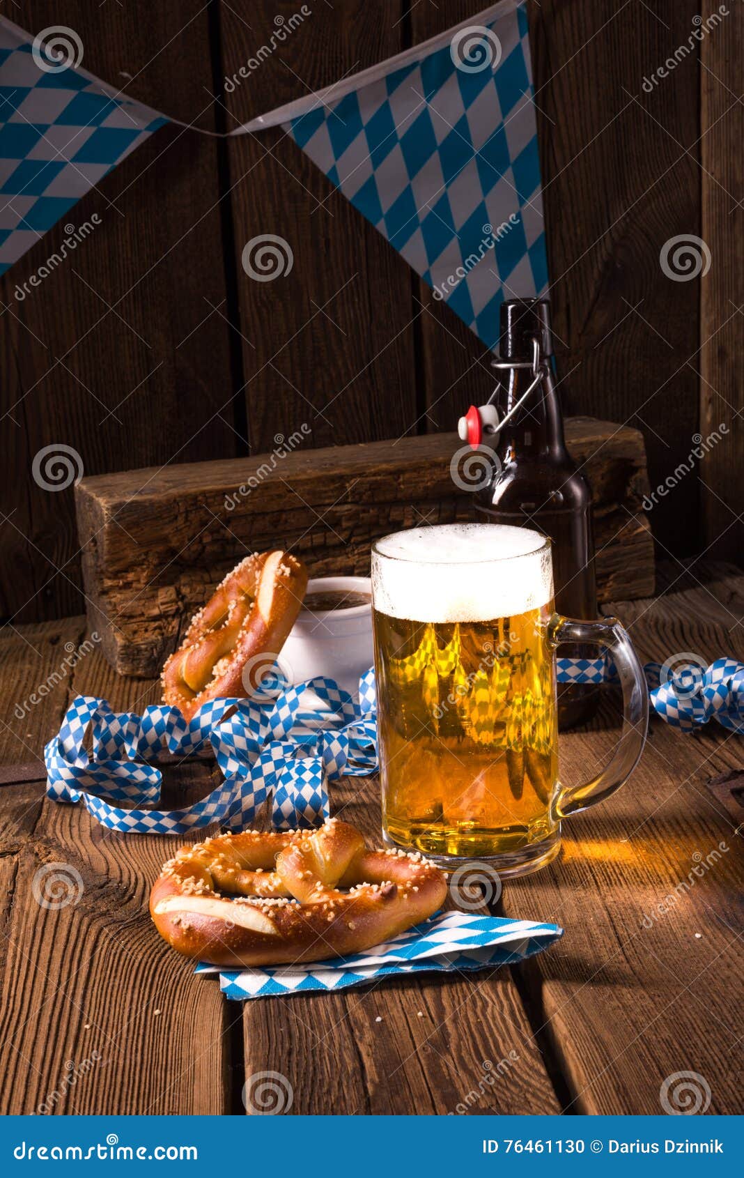Brezel Und Bier Oktoberfest Stockfoto - Bild von bier, abbildung: 76461130