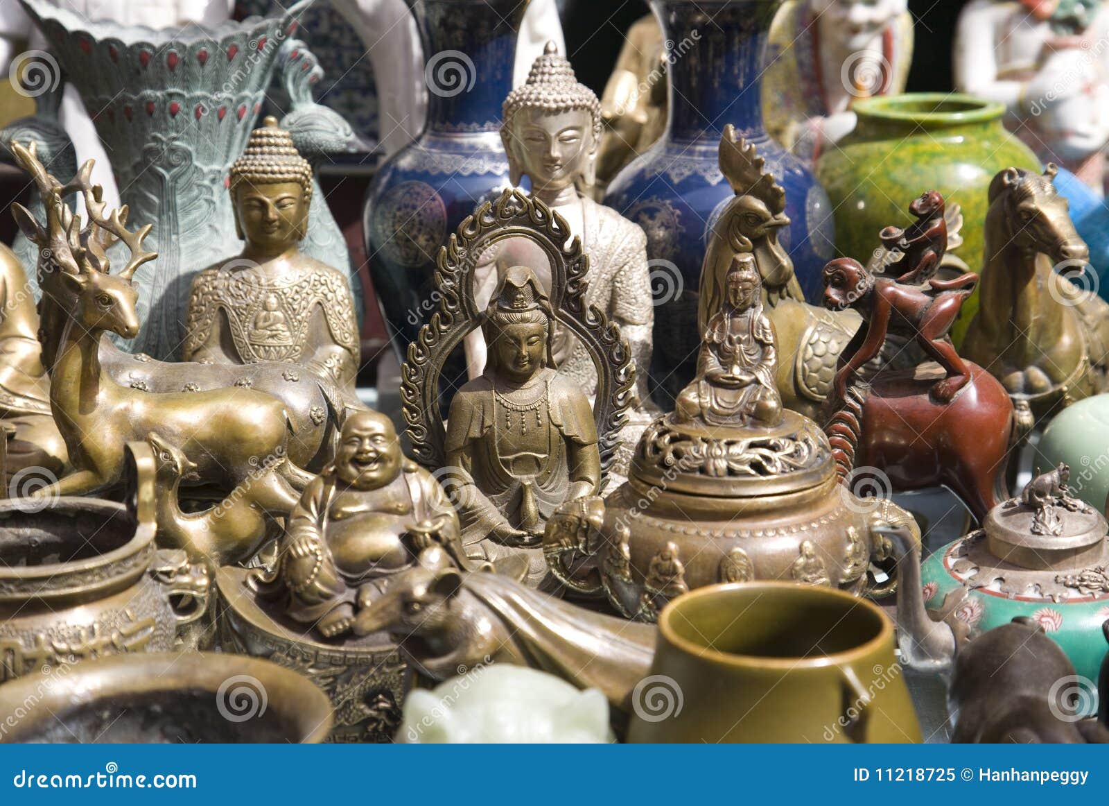 Bric-a-brac market stall stock image. Image of figurine - 11218725