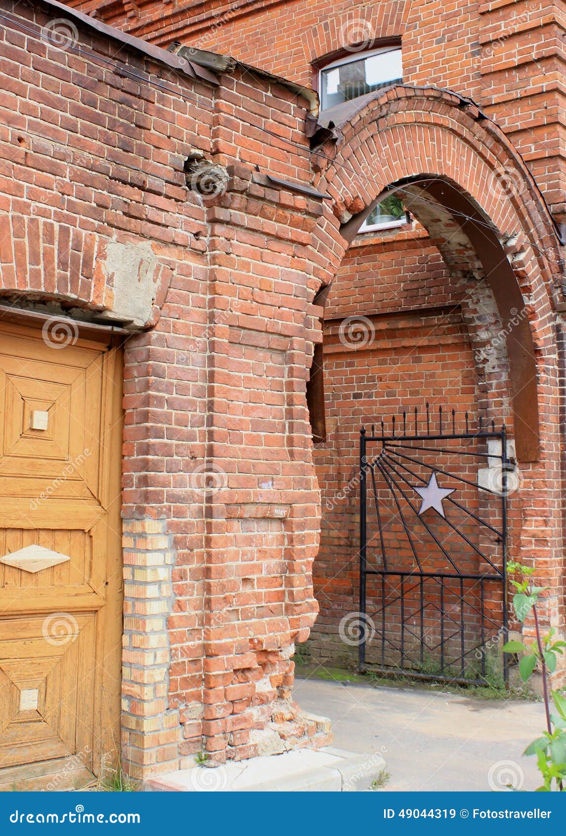 Brick arch stock image. Image of architecture, pattern - 49044319