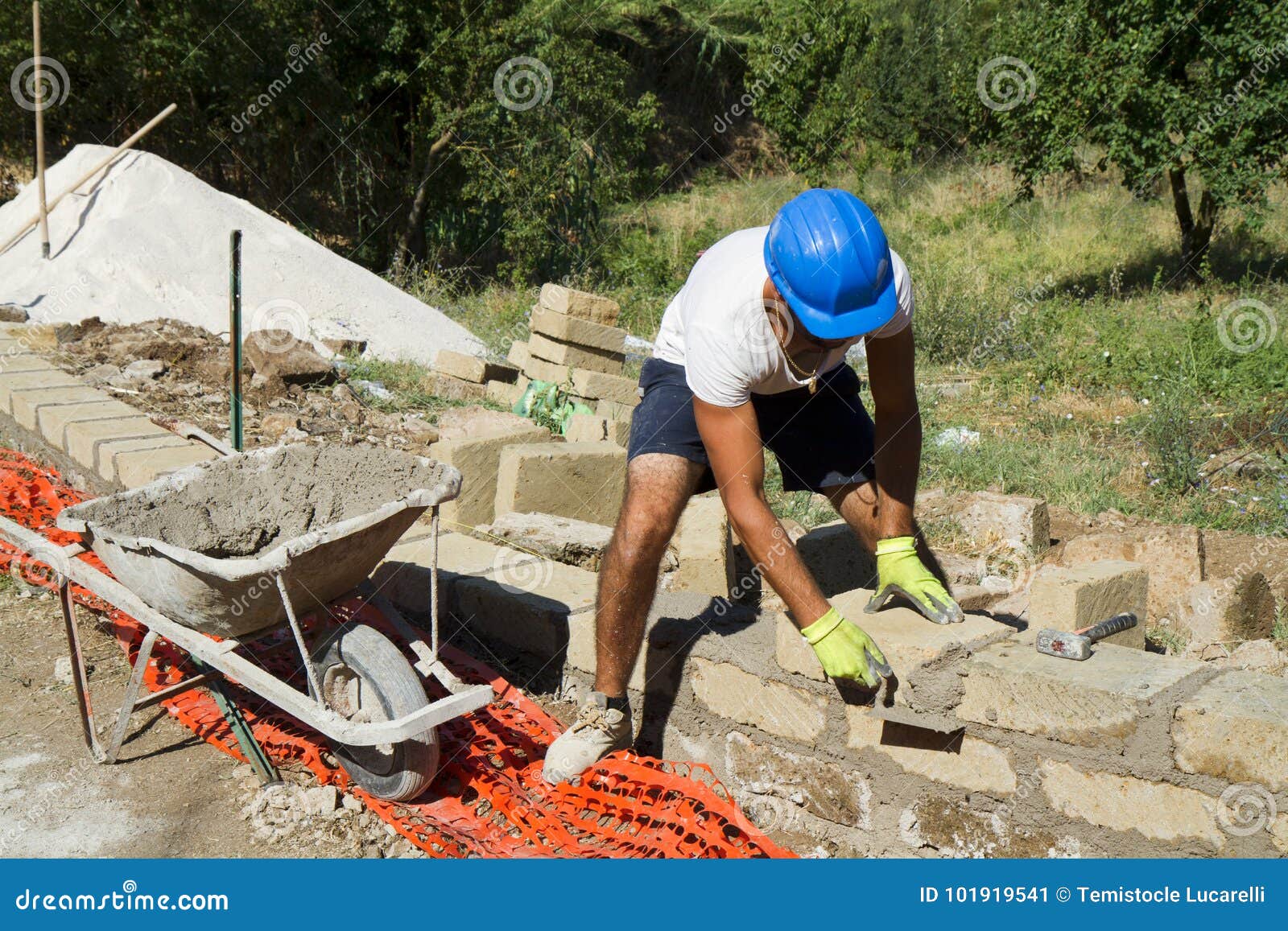 Bricklayer at Work in a Site Stock Image - Image of technology, house ...