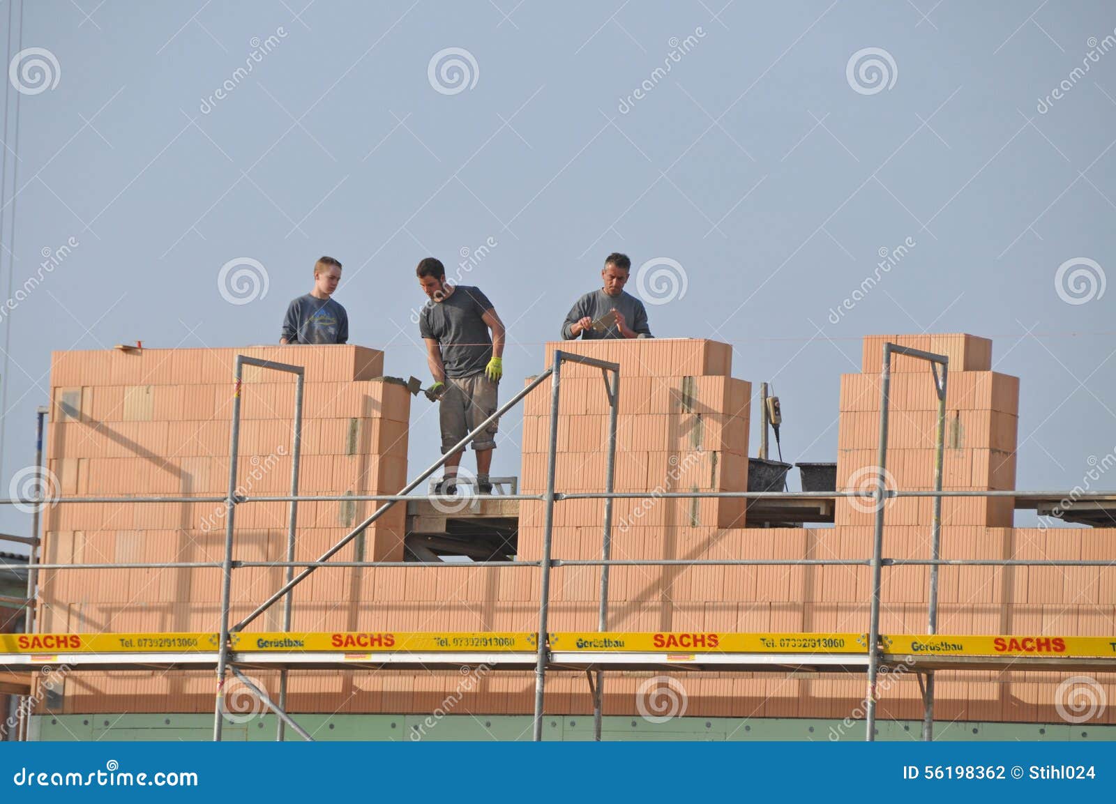 Bricklayer at work editorial photography. Image of trainee - 56198362