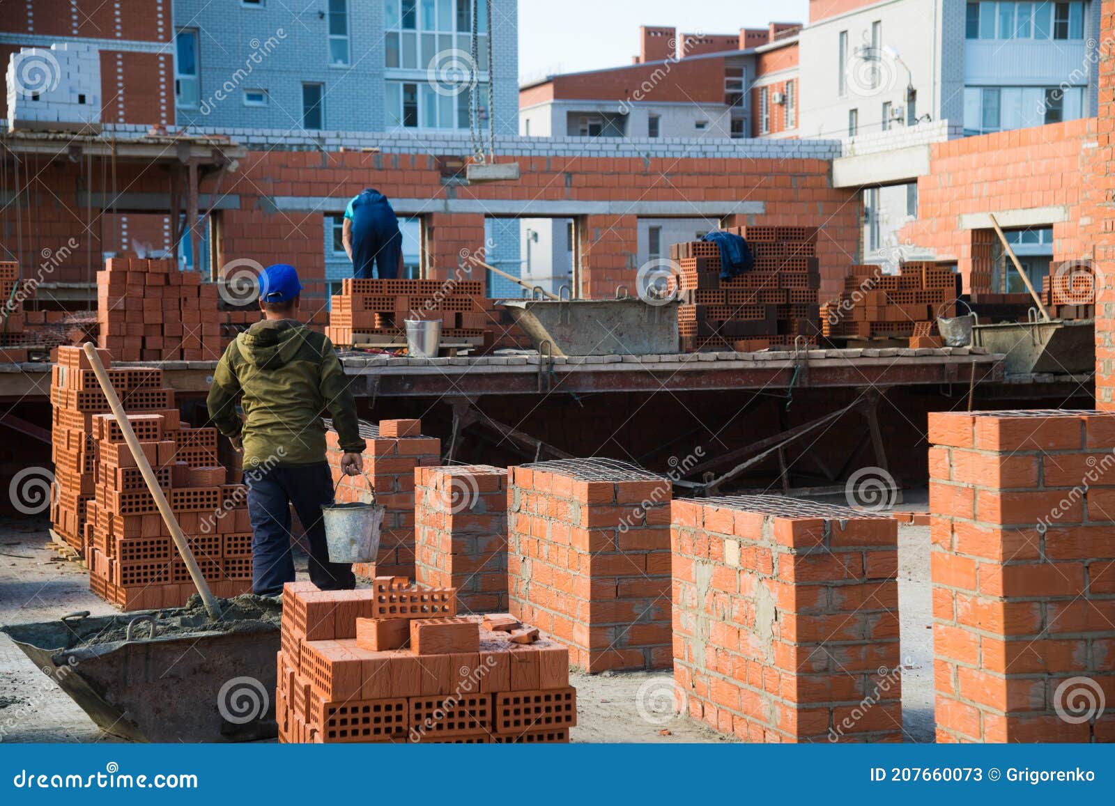 Bricklayer Worker Installing Brick Masonry on Exterior Wall Editorial ...