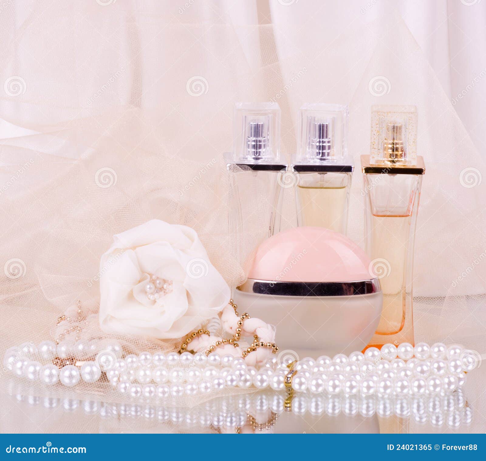 Bridal Perfume Bottles, White Rose and Pearls Bead Stock Image - Image ...