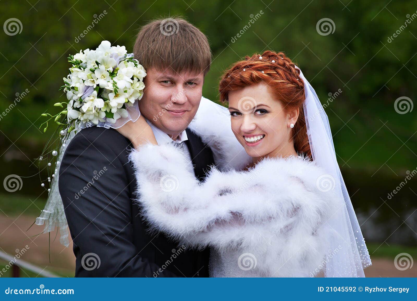 Happy Bride Embrase Groom Bouquet Stock Photos - Free & Royalty-Free ...