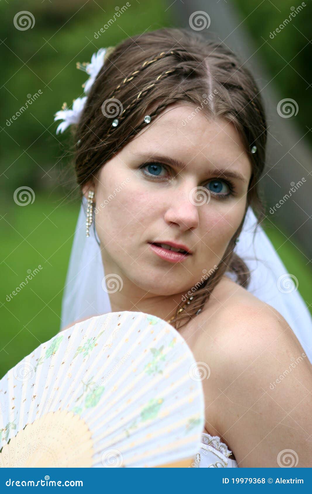 The bride with a fan stock photo. Image of angle, nuptials - 19979368
