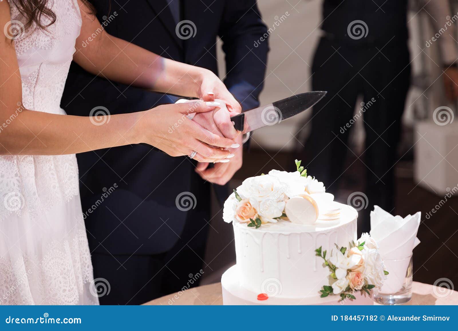 Bride and Groom Cut the Cake Stock Photo - Image of beauty, flower ...